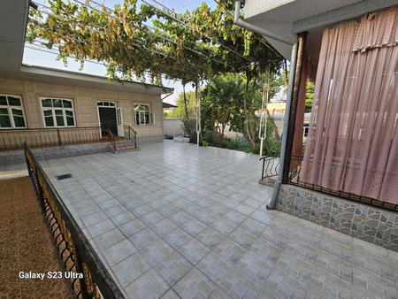 Fargona shaxar joydam xududida 8 sotixlik xovli uy sotiladi