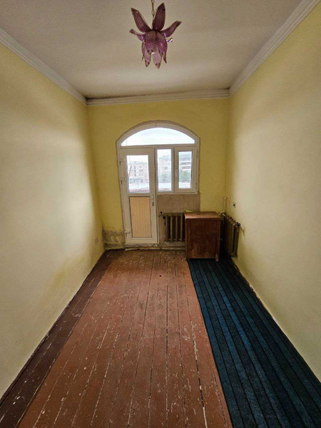 3 xonali 75m² 4-qavat sotiladi.
