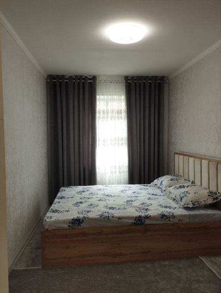 51 maktab Shota Rustavelida 2 xona 3 xona qilingan kvatira sotiladi