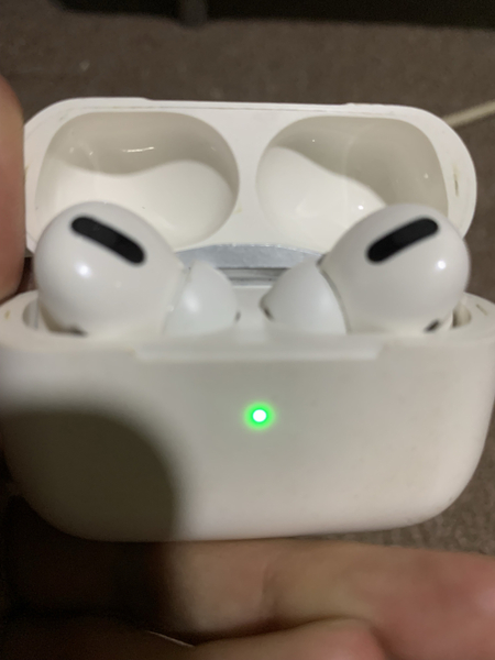 AirPods pods pro oq va yana bitta AirPods pods 3 qora rangidan