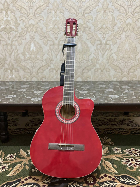 Klacc Gitara sotiladi