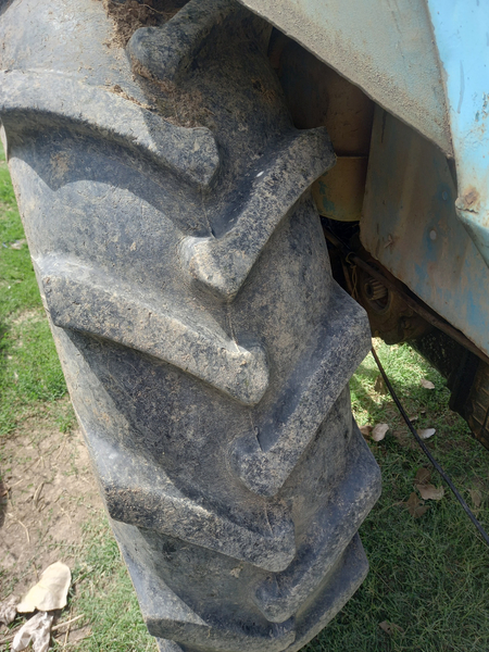 Belarus MTZ 80 traktori sotiladi