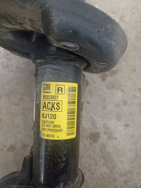 Продам амортизаторы 2 шт. Tracker-1 GM родной