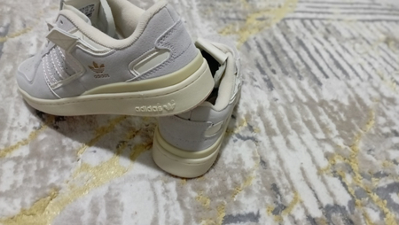 Krasovka adidas. Hozirgi mavsumga juda mos va qulay