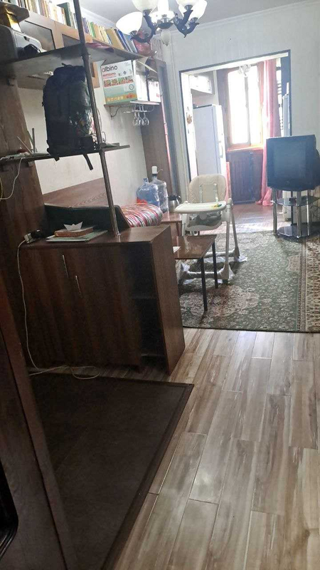 Kvartira sotiladi 3 etaj 2xonali 3 xona qilingan