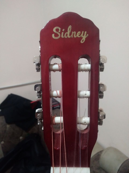 Gitara yangi claccikyangi strunalar