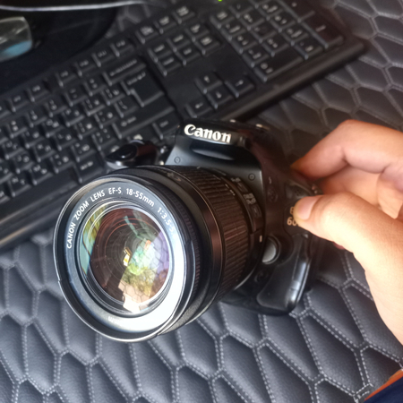 Fotoaparat Canon 600D sotiladi