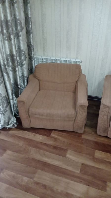 Мягкий диван и два кресла