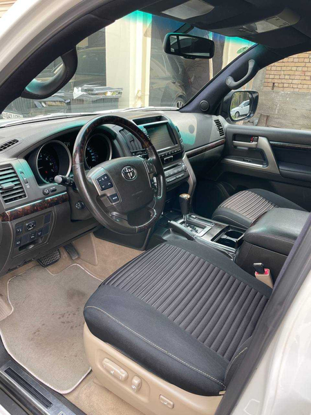 Продается Land Cruiser 200: Ваш идеальный спутник на дорогах!