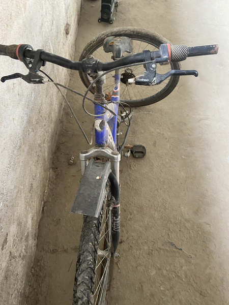 Velosiped tuzatib haydasaham boladi hamma zapchastlari bor qoshberaman