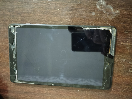 Samsung Tab A в харошом состояние кроме экрана пользовались пол года