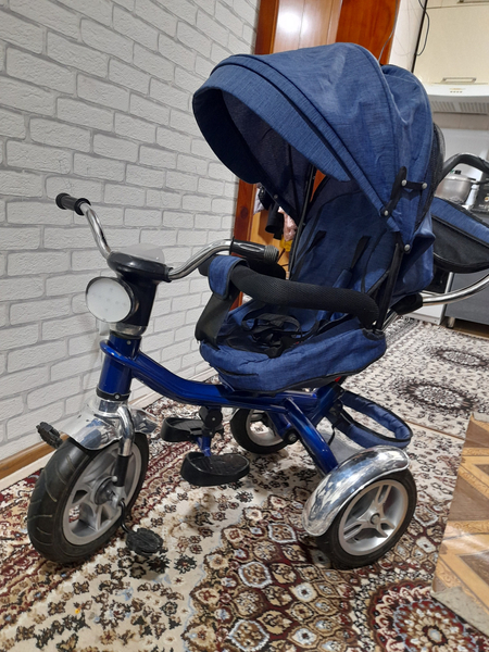 Velo-kolyaska svetomuzikali.
