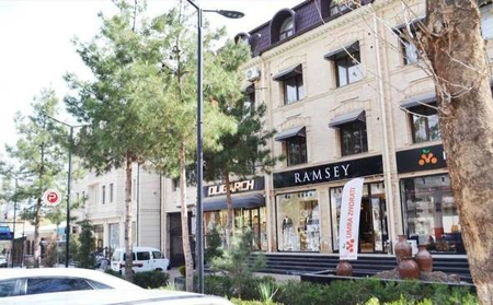 В Центре города Самарканд продается квартира.