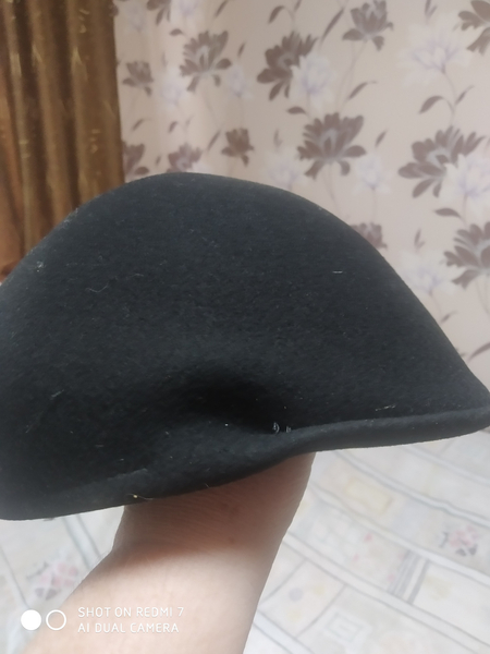 Продам  черную кепку , фетровая