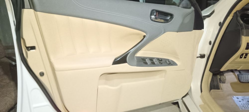 Лексус 300 сотилади