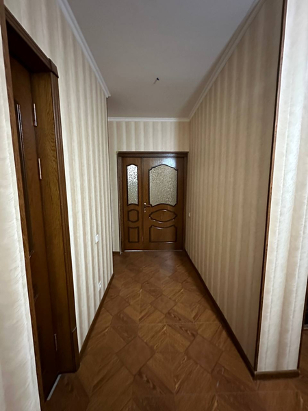 3/2/3 м Буюк Ипак Иули, Буз базар, Дипломат школа