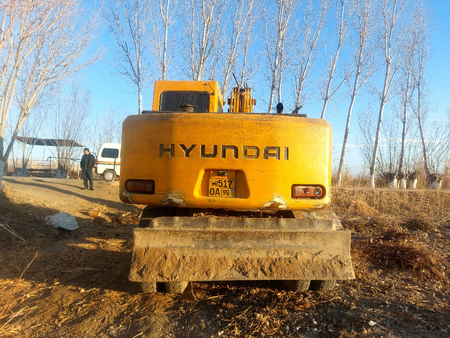 HYUNDAI 1400 ekskavator sotiladi 2007chi yil holati alo ishga tayyor.