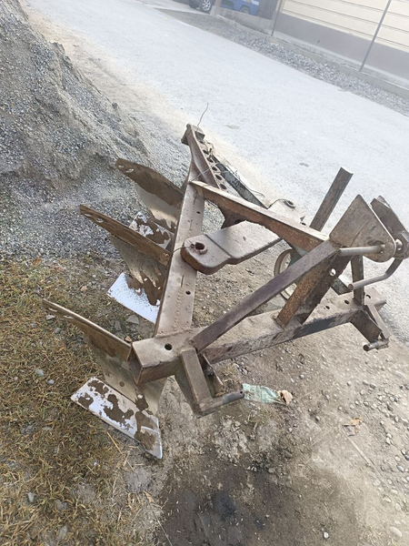 BY 300 traktori  5500$ Manzil Andijon agrigatlari bor