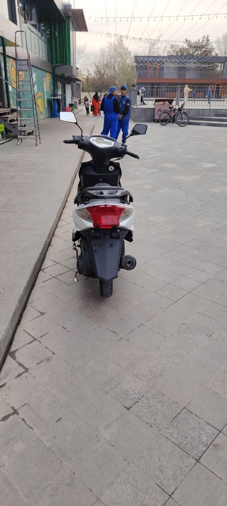 Skutur benzinli sotiladi