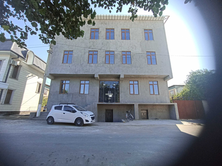 Klinika va kvartira uchun moslashgan bino
