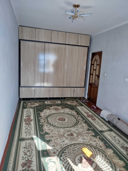Dom sotiladi bank kollij tomonda 8 mikrayon