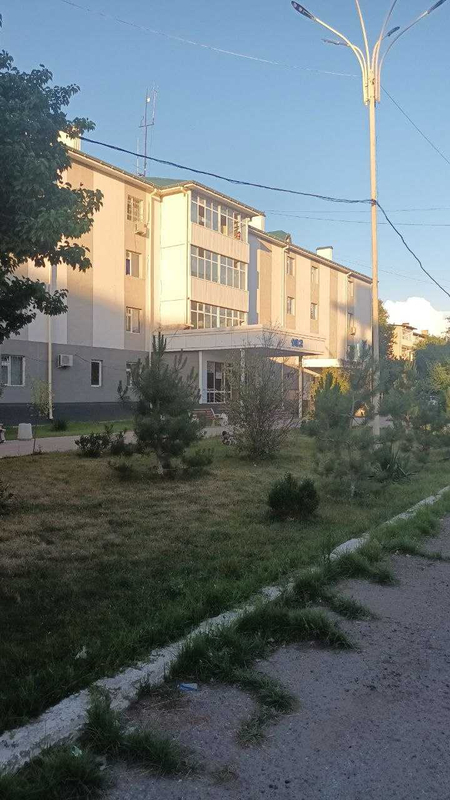 Сотилади Жиззах шахар Микрорайон РОДДОМ ропарасида 2 хонали уй