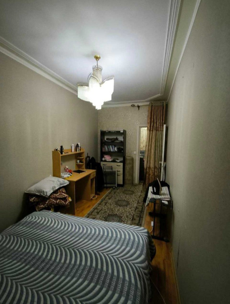 Sotiladi M.Ulugʻbek metrosi yonidan 2*3/2/4 45m² boʻlgan shinam uy
