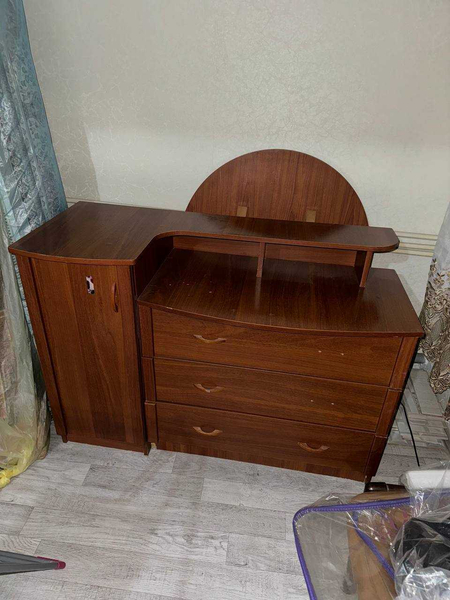 Продаю трюмо с зеркалом