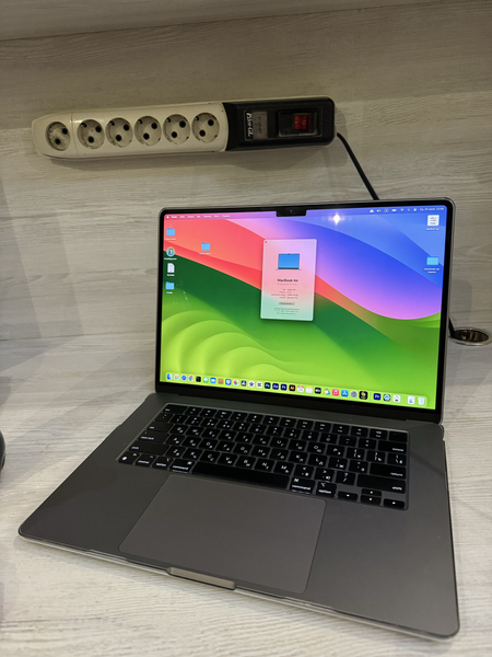 MacBook  Air  15-inch with Apple m2 chip 8gb/256gb