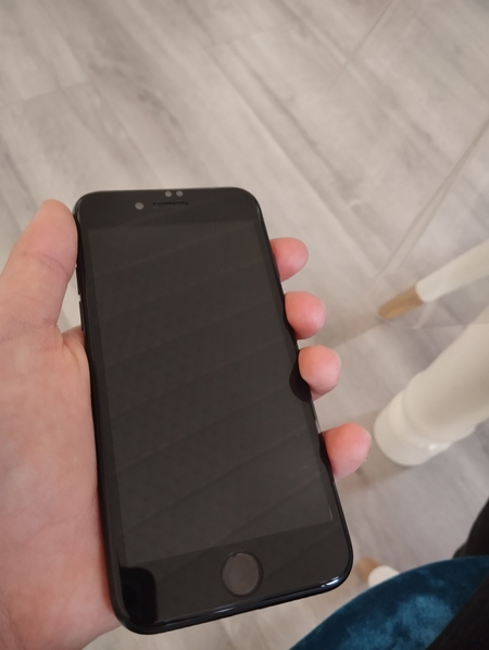 Iphone  se 2 sotiladi