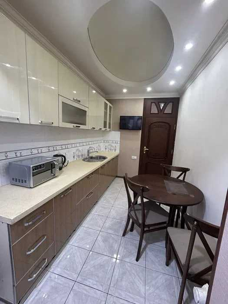 #150 Сдаётся  3/6/9  Алайский базар, 17 школа.Спокойный двор. Метро