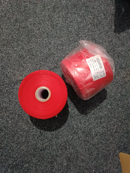 Sariq ribbon va qizil satin