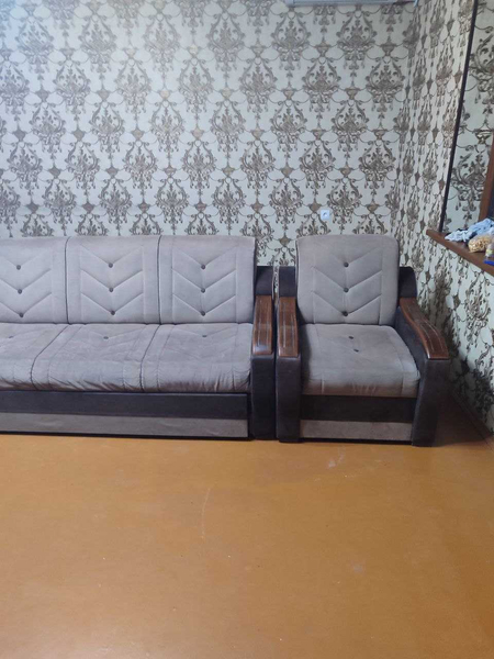 Продаётся уголок диван с креслом  состояния б/у