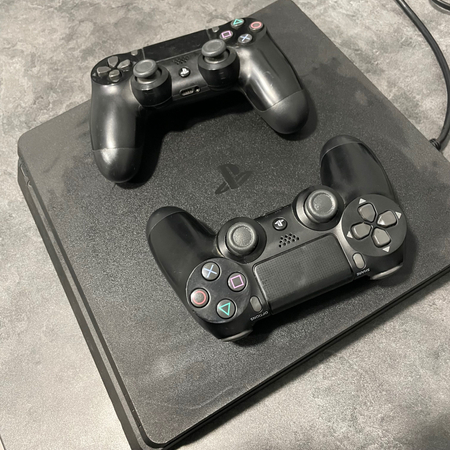 “Playstation 4” 1TB, 2 ta joystick