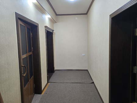 Продается квартира в самом центре Янгиюля.