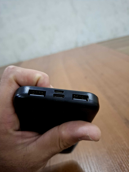 Reex brandiga tegishli 10 000 mAh lik powerbank...