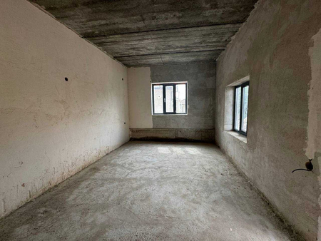 2 qavatli hovli sotiladi.