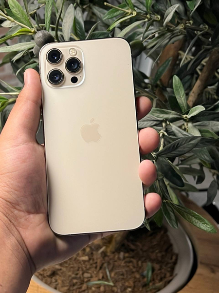 Iphone 12 pro max holati zor