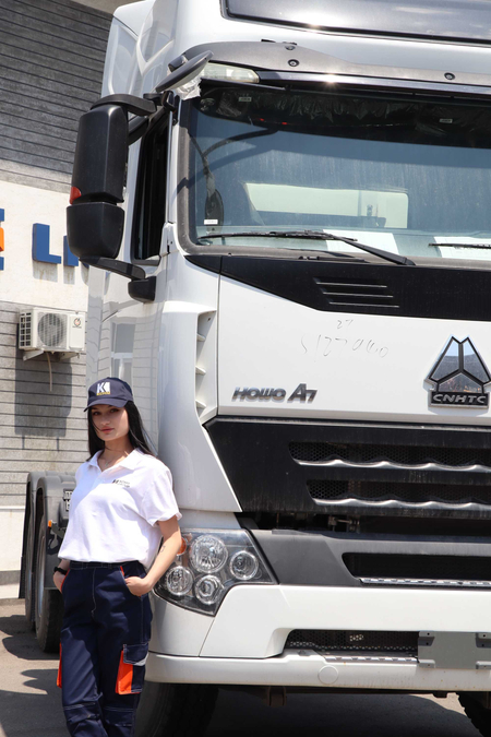 Тягач, Howo A7.  Газ 8*Баллон