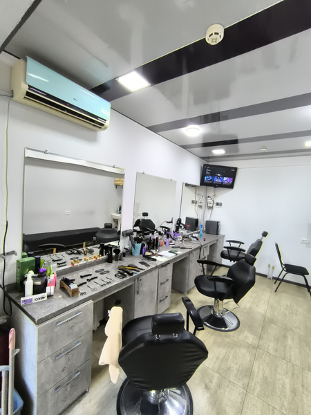 Salon uchun kerakli bo\\\'lgan mebellar sotiladi:\\nMasterlar uchun mebel .