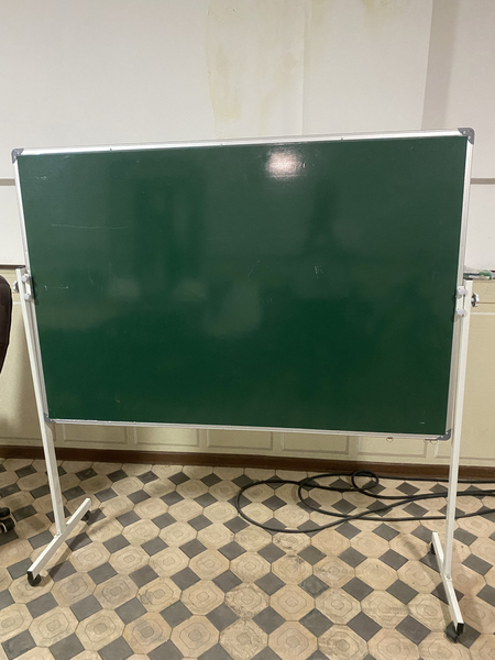 Офисный стол.