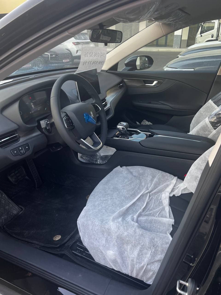HongQI EQM-5 ev. 500km qora rang restayling eng ful pozitsiyasi
