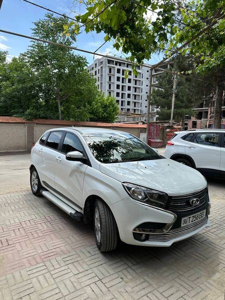 Машина Лада экстрей