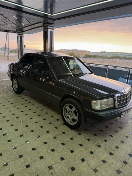 Mercedes Benz w201/190e 
Год 1990
Мотор: м102 2.0 объем
Стоят оригинал