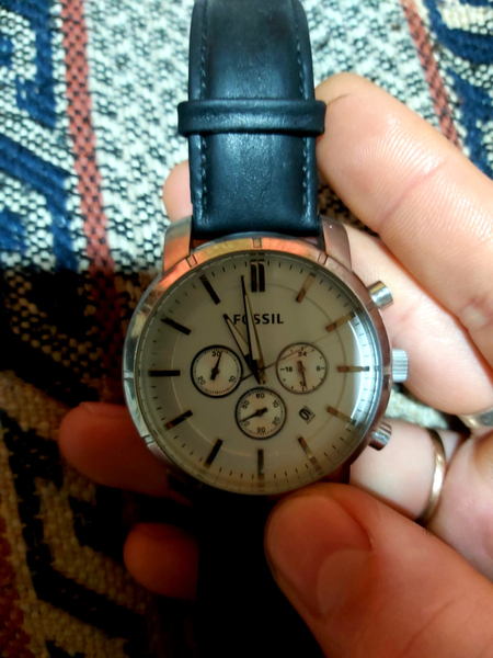 Продам часы FOSSIL Всё стрелки двигаются.