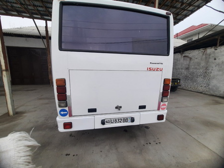 Izuzi avtobus sotiladi