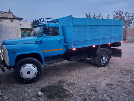 Sotiladi  danlida yuribdi xechqanaqa aybi yoq naxtga sotladi