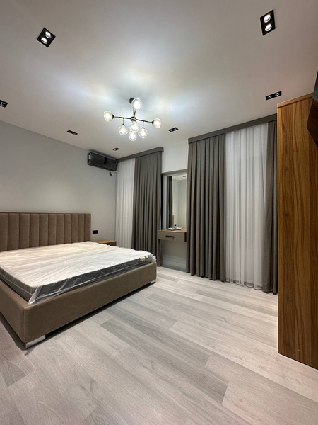 Срочно сдаётся новостройка улица иззат 2-комн 55м2 новый ремонтом упак