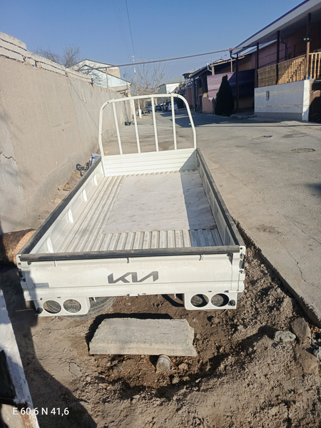 Kia Bongo avtomobilining borti toza