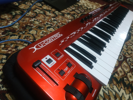 Behrnger midi UMX 61 sotiladi